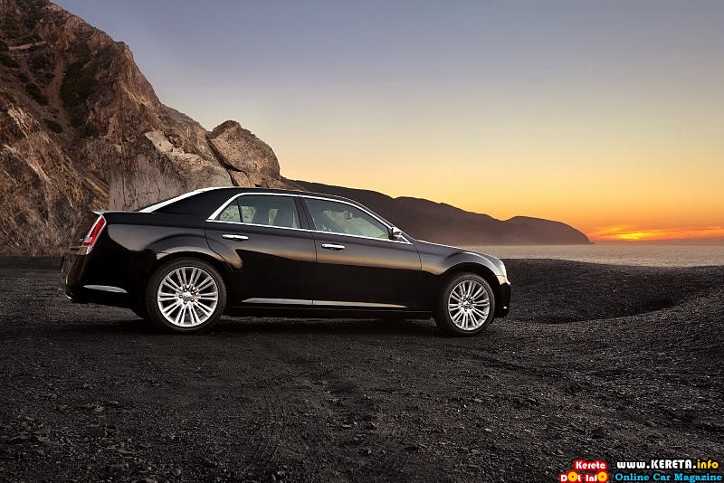 2012-chrysler-300-side-view