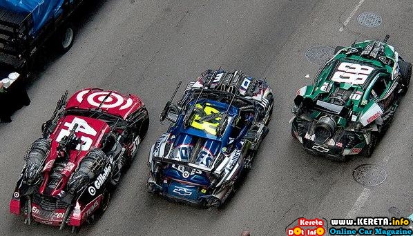 TRANSFORMERS 3 > DARK OF THE MOON – NASCAR TRANSFORMERS